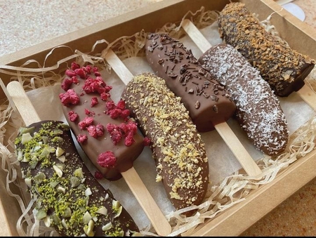 Финики,клубника,банан - в шоколаде