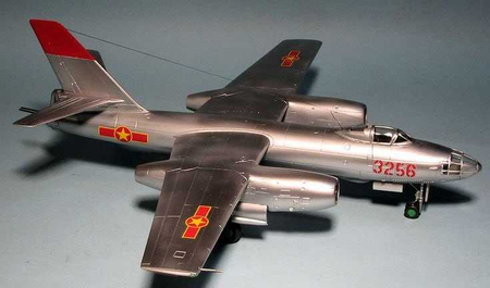 Сборная модель самолета Ил-28 (Trumpeter, 1/72)