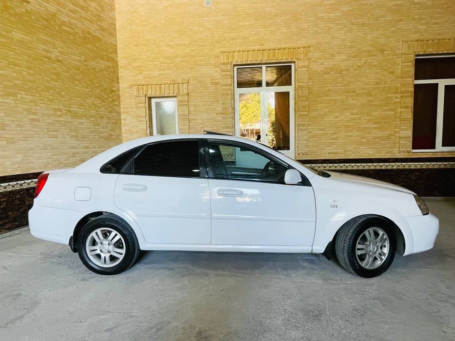 Lacetti 1.8 sotiladi