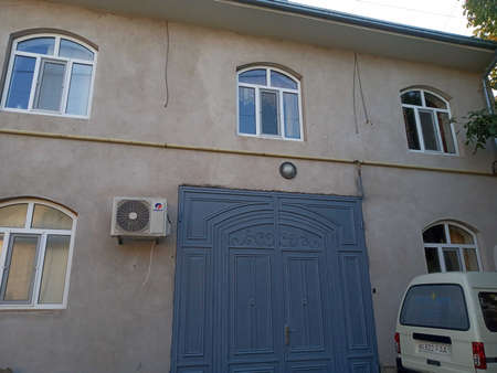 8 xonali Hovli sotiladi