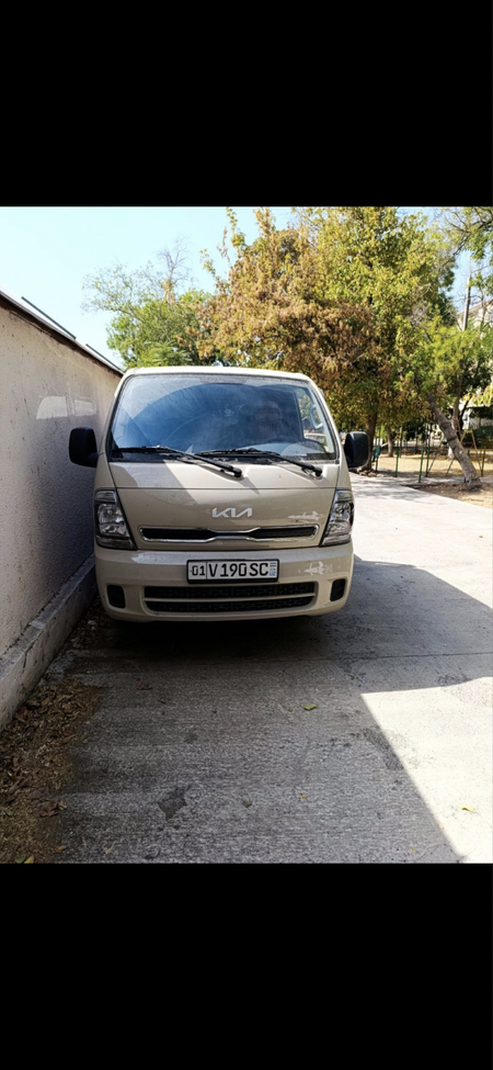 Kia bongo srochni sotiladi