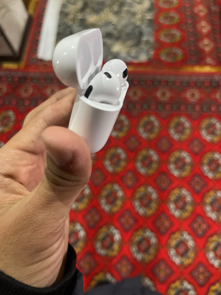 Airpods 2-3 marta ishlatilgan yangidek turibdi
