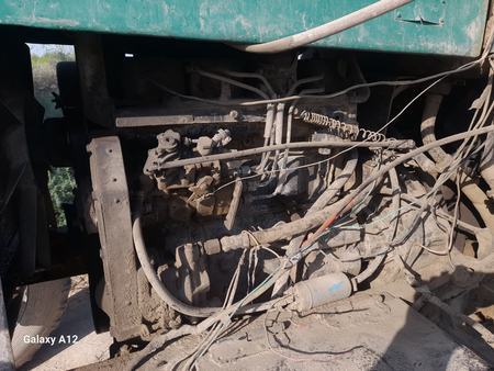 Traktor sotiladi tirkamasi bilan