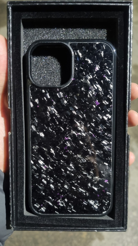 Чехол для iPhone 15 с карбон элементом