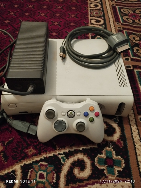 Xbox 360 2ta disigi va 1ta pulti bilan holati yaxshi yangi desa boʻlad