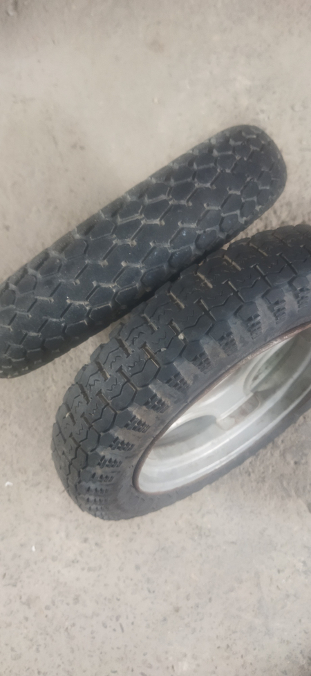 Продам балоны 2 штуки от муравье и мини мопеда