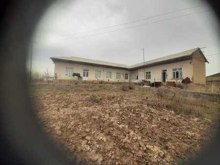 Uy sotiladi gaz svet xamma sharoiti bor artizan bor