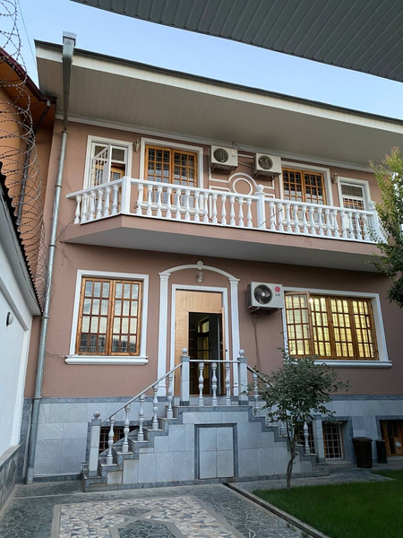 Сдаётся дом в махалле Ракат, участок 4 сотки, 300 кв.м. 6 комнат, под