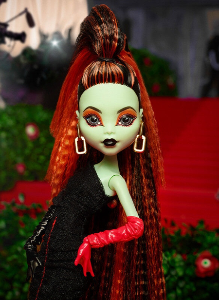 Off-White с куклой Monster High 
Mattel Творения
Off-Whi