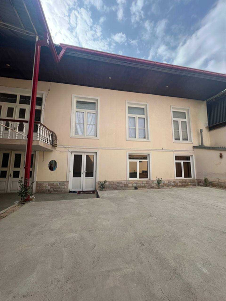 Sadriddin Ayniy ko'chasida zudlik bilan hovli sotiladi!