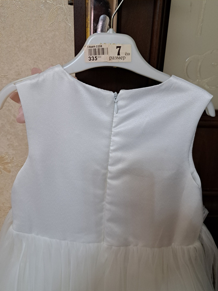 Продаётся нарядное белое платье на 7лет