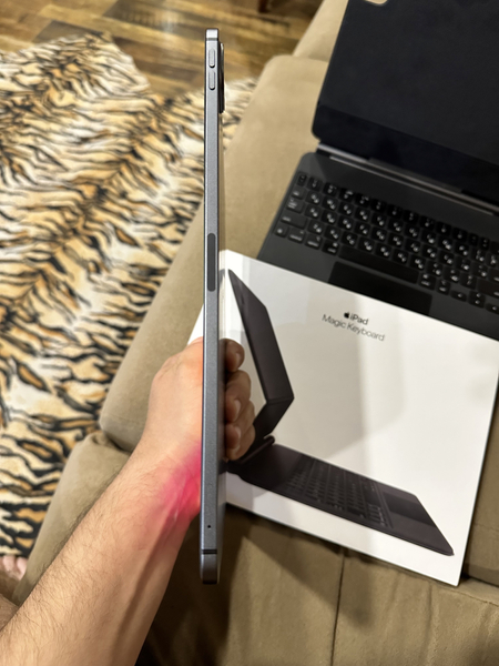 Продам iPad 11 Pro M2, 512 GB с клавиатурой в идеальном состоянии.