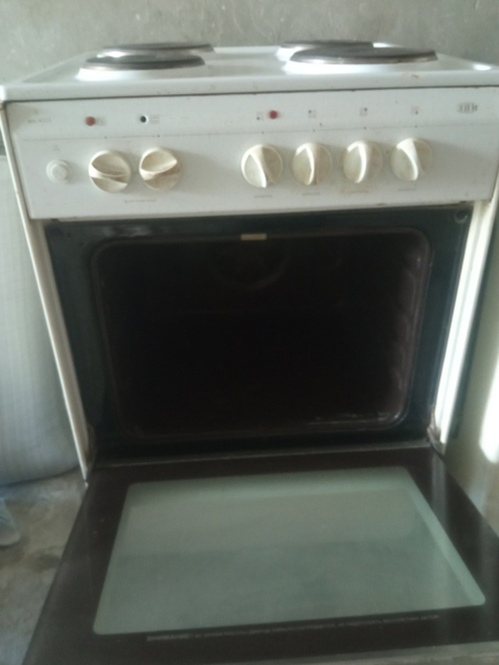 Tok bilan ishlaydigan gaz plitasi sotiladi.