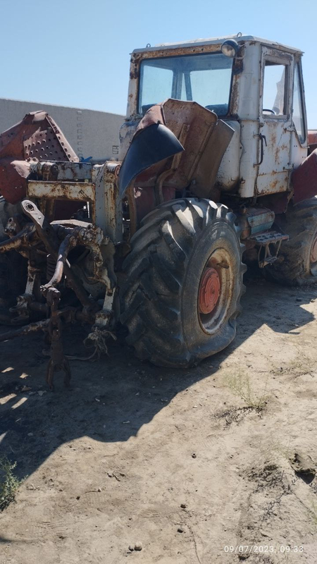 T150 traktor sotiladi
