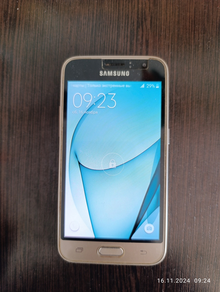 Телефон Samsung galaxy J1