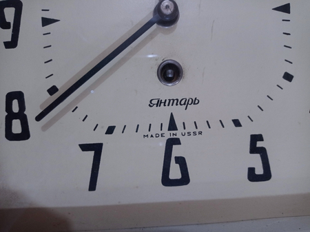 Продаются старинные часы.