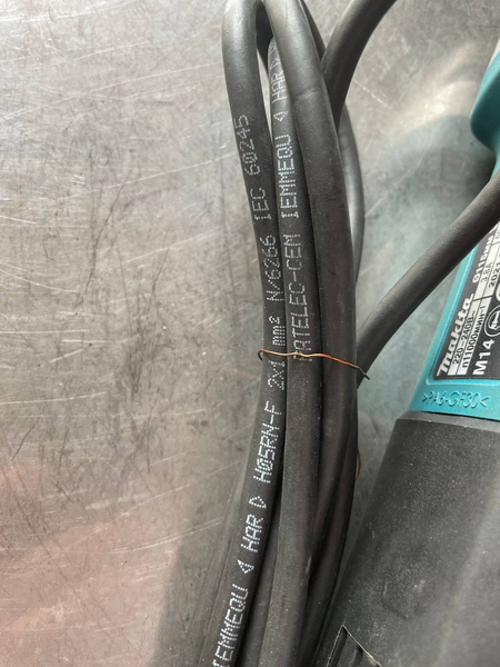 Угловая шлифовальная машина Makita 9557HN