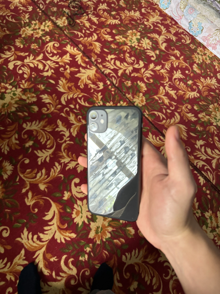Продам 11 айфон