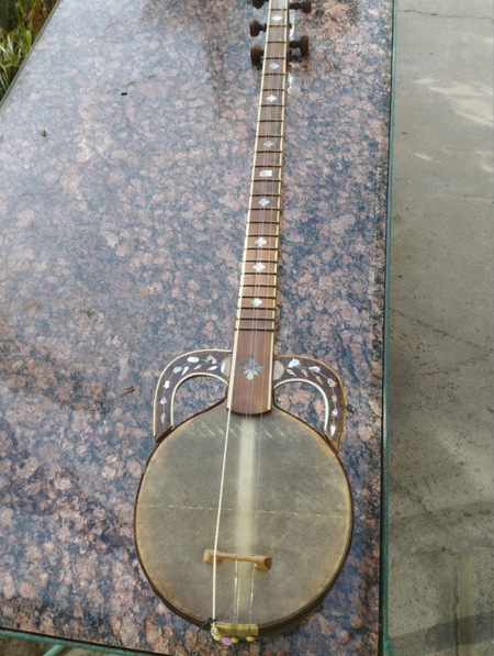 Qashqar rubobi toza tutdan sadaflar bilan yasalgan, chexoli bor