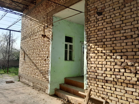 Zudlik bilan hovli sotiladi