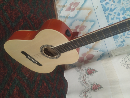 Gitara sotiladi  aybi simi uzilgan
