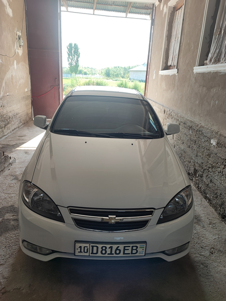 Lasetti 1.8 sotiladi