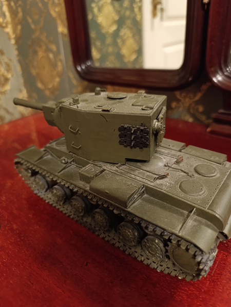 Продам модель танка кв- 2, срочно