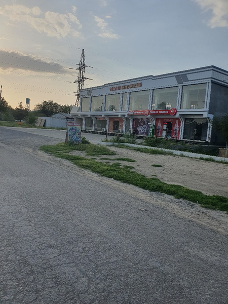 Savdo Markazi va choyxona sotladi 300000 $ Dollir kilwladi uzaro