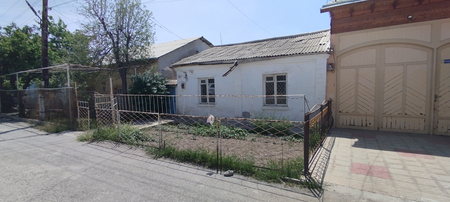 Майдони 3сотик.хозирда 8хона уйи бор.свет газ сув .канализатсия бор.