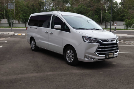 JAC M4 mikroavtobus nalichida bor