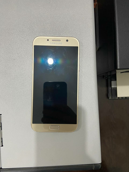 Samsung A7  sotiladi zor ishlidi