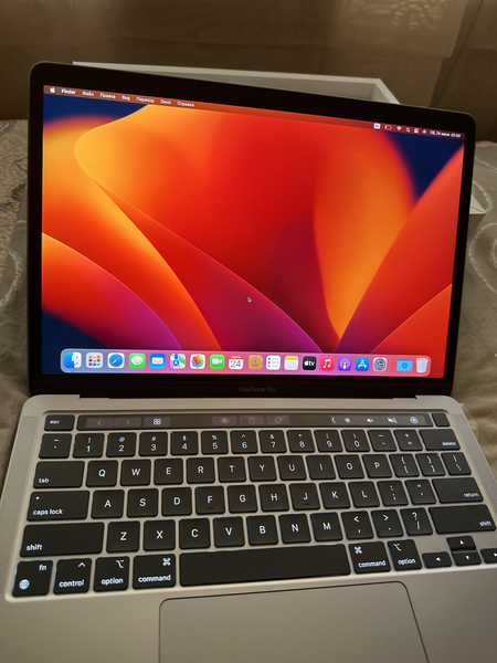 Продается MacBook 13.3 inch M2 2022 года