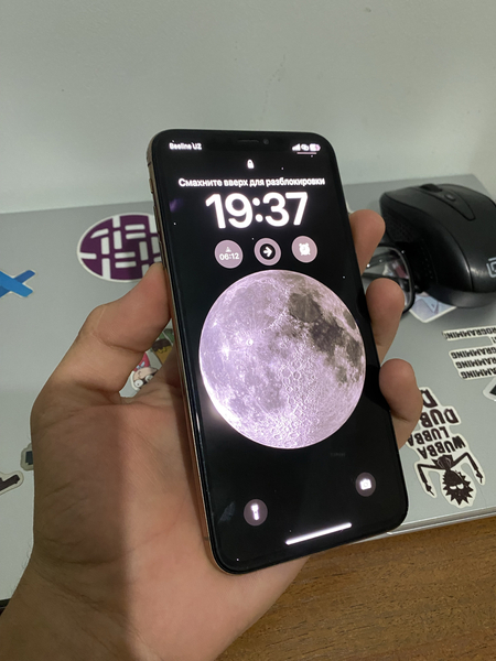 IPhone Xs max айби бор олд камераси учб коган