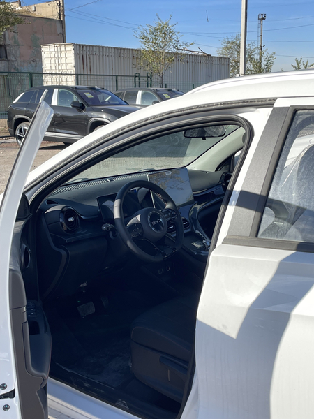 BYD E2 luxury oq rangi tayyor perecheslenyaga naqd va muddatli tolov.