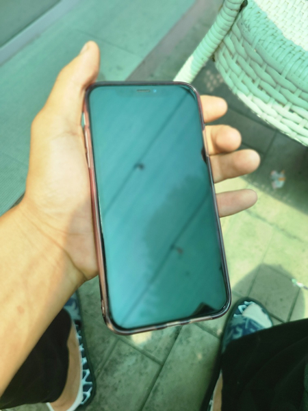 IPhone XR tinniq xolatda