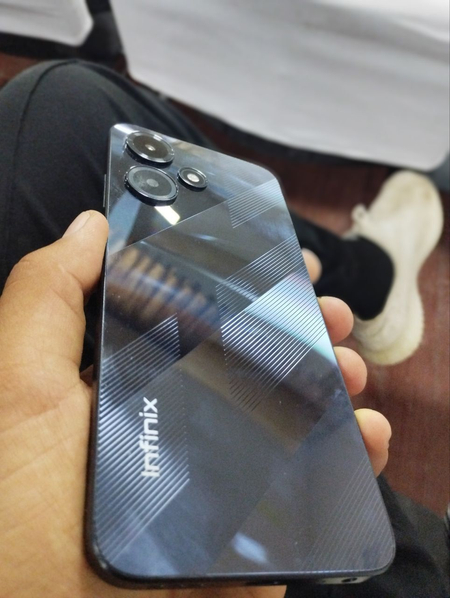 Infinix Note 30 
Память 8+8/128гб
Аккумулятор 6000мАч
Камера 16м
