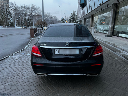 •Mercedes-Benz E200•