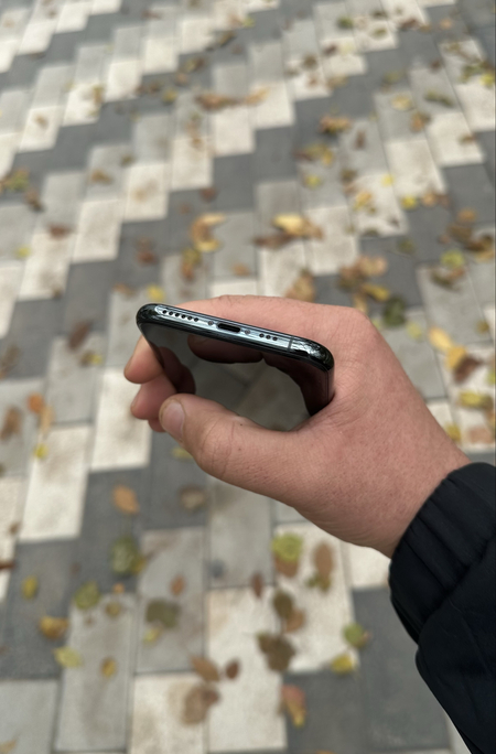 Iphone 11 sotiladi xolat yaxsh 64tali  batareka alwka uselnniy qoylgan