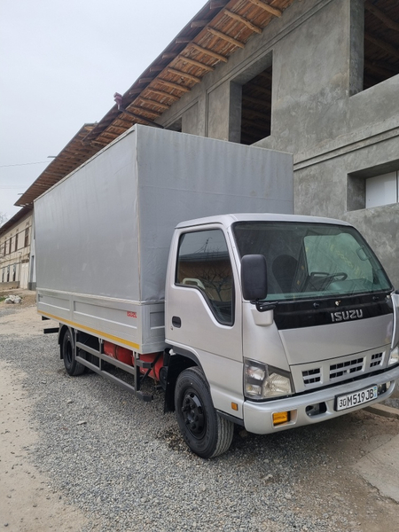 Isuzu avtobusdan yigʻlgan