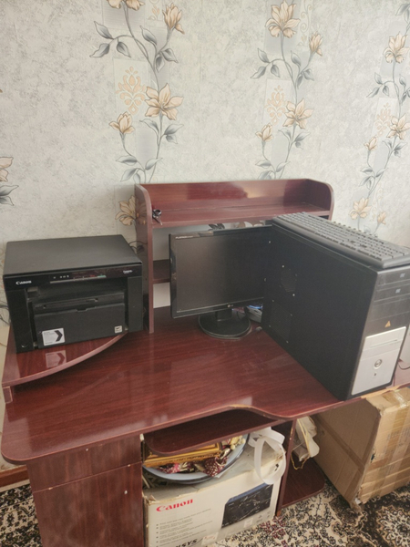 Продаётся стол компьютерный и компьютер в сборе (монитор, процессор, к