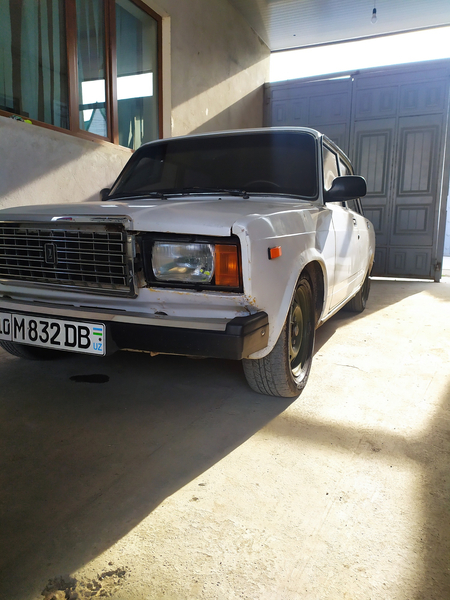 Lada 2107 sotiladi