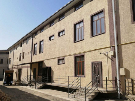 Бинонинг ертўла ва 2,3-қаватлари ижарага берилади. Фойдаланишга тайёр.