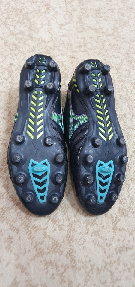 Продаются футбольные бутсы MIZUNO профессиональная модель.