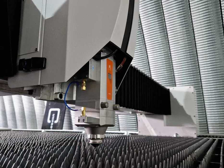 Lazer metall kesish uskunasi 3m 1000W ( mavjud )