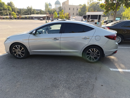 Sotiladi Hyundai Elantra