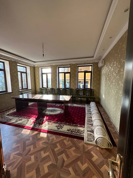 Офисга йоки клиникага ижарага берилади.