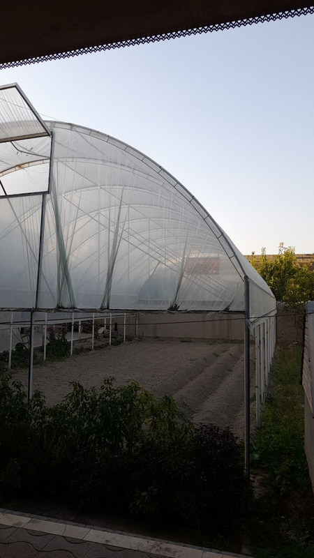 Parnik sotiladi Ataplenisi bilan eni  8mt uzunligi 18 mt