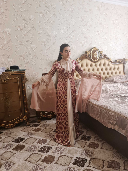 Taniqli Dizayner brendidan Sarpo kòyne, Milliy libos (kiyilgan)