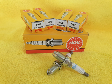 Svecha ngk 1 kantaktli va 3 kantaktli