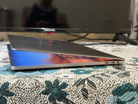 Apple Macbook Pro 2019 inch 16 1tb SSD RAM 16 Gb